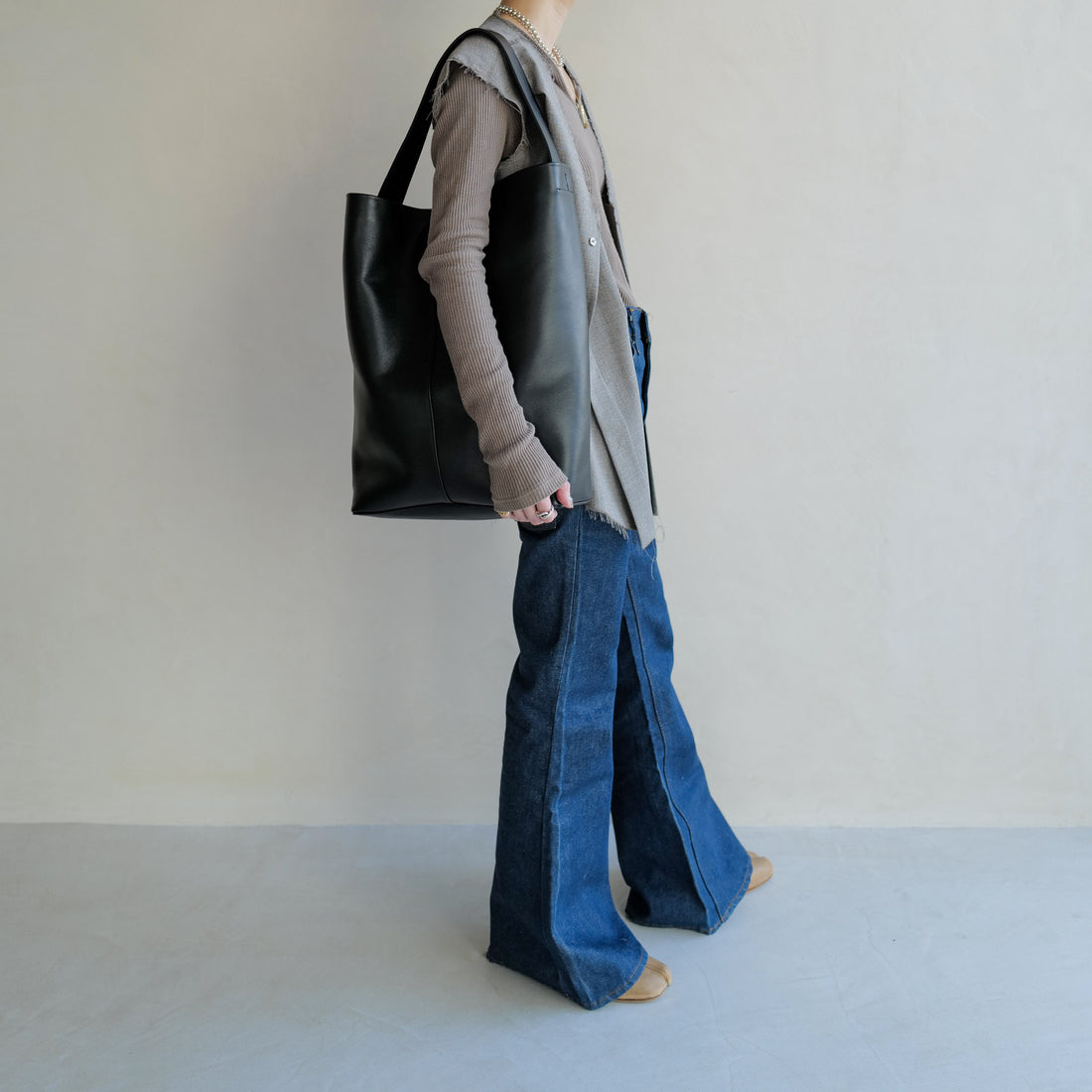 MARY BUCKET SHOULDER MM / RAPTO FLEX｜上品レザーの軽量ワンショルダートートバッグ メンズ レディース｜ITTI（イッチ）公式